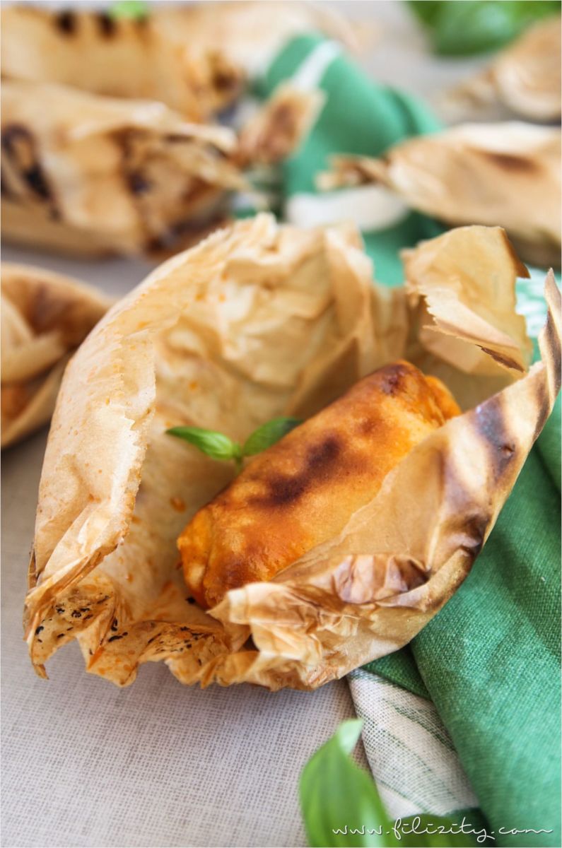 Gefüllte Grillbrote mit Tomaten-Paprika-Butter - Filizity.com