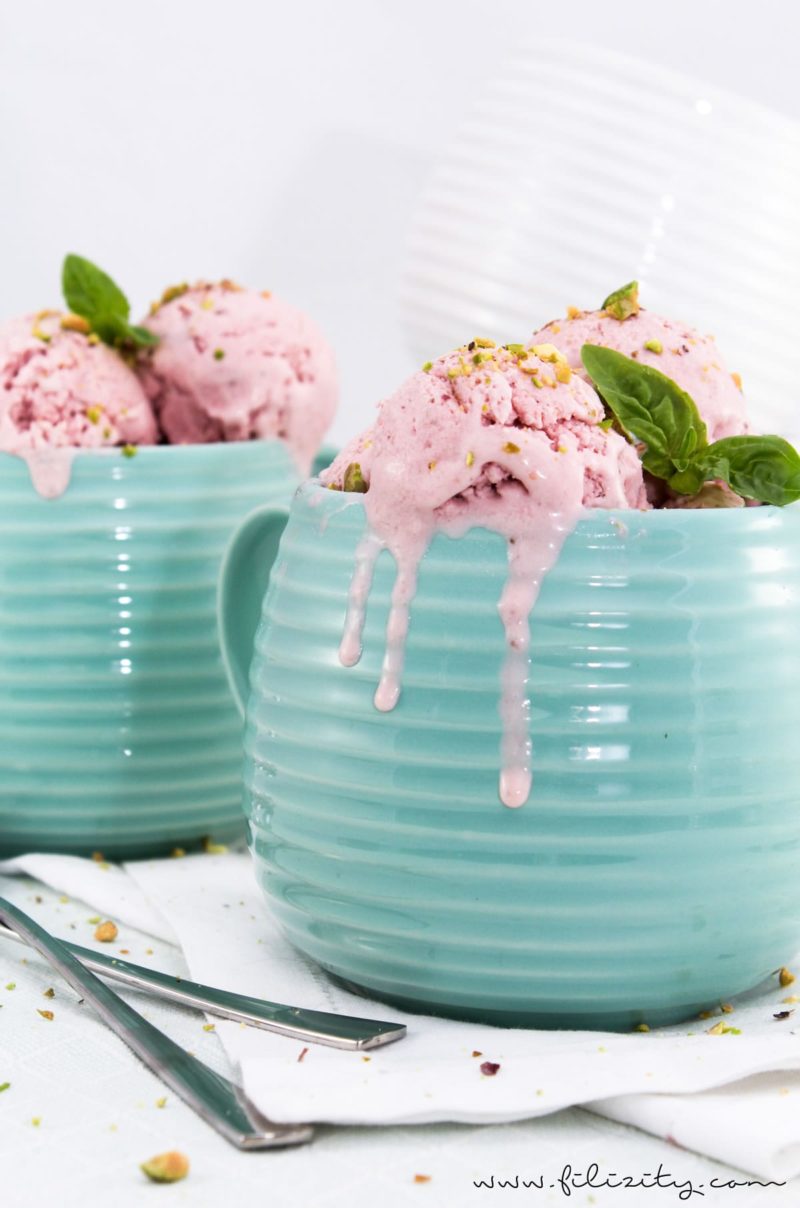 Erdbeer-Mascarpone-Eis mit Basilikum - Filizity.com