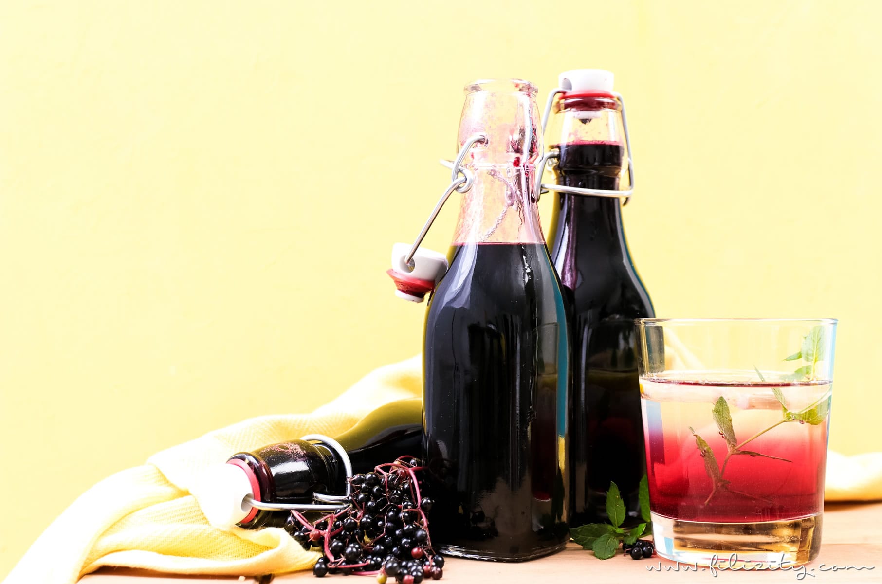 Holunderbeeren-Sirup Rezept (Fliederbeerensirup) für Getränke & mehr ...